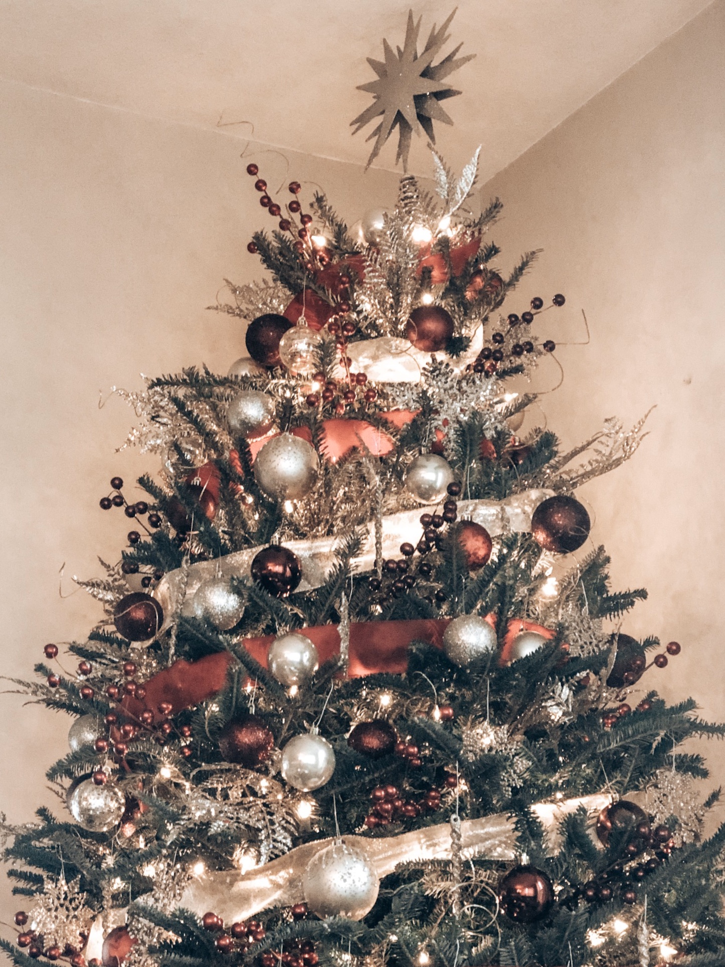 How to Decorate Your Christmas Tree in 5 Easy Steps – Decor and Adore