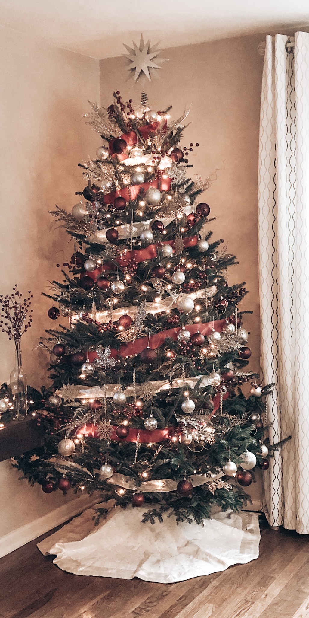 How to Decorate Your Christmas Tree in 5 Easy Steps – Decor and Adore